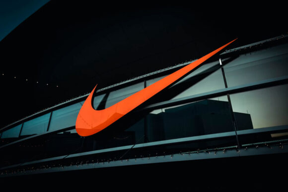 Prix du logo Nike de Carolyn Davidson : histoire et signification du célèbre swoosh